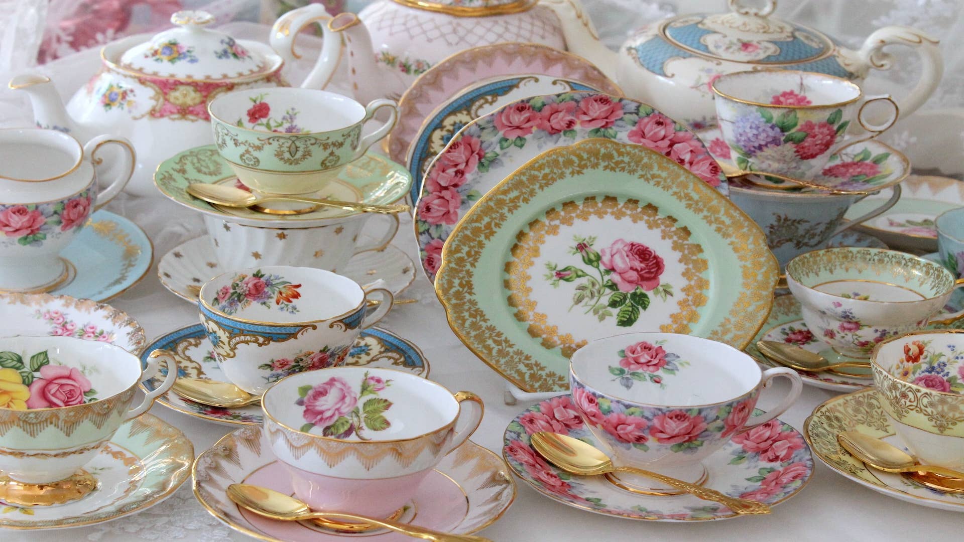 These "Grandmacore" Antiques Suddenly Look Cool Again for 2026 - Dengarden