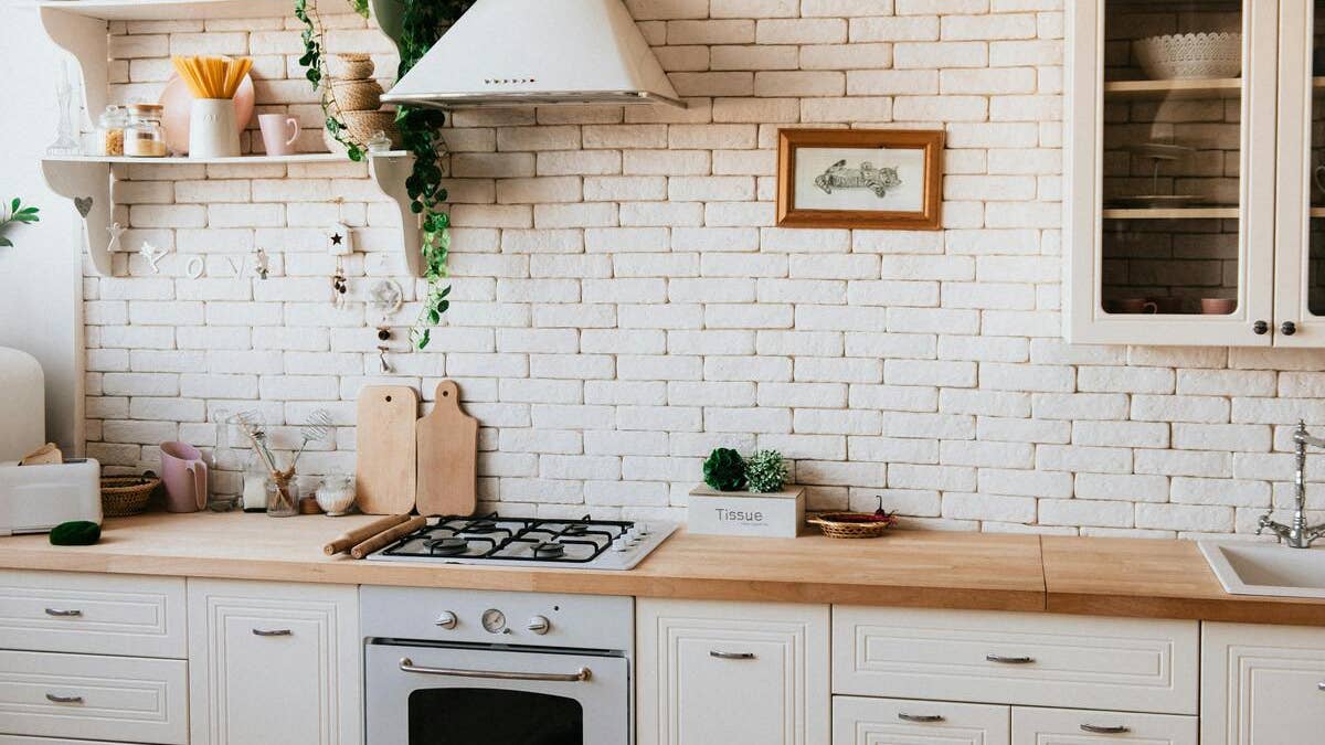 Professional Housekeeper Shares Her Go-To Kitchen Reset Routine - Dengarden