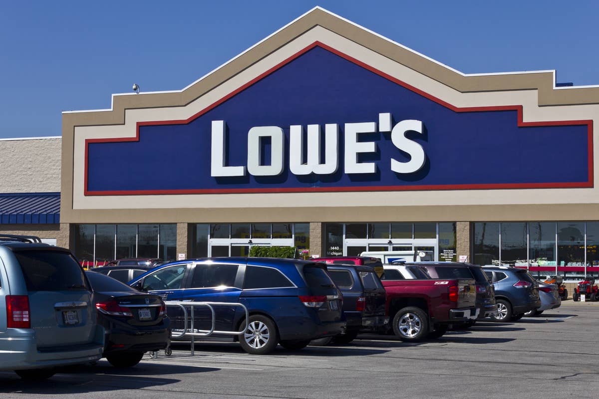 Here's How to Get a Free Flower From Lowe's This Mother's Day - Dengarden