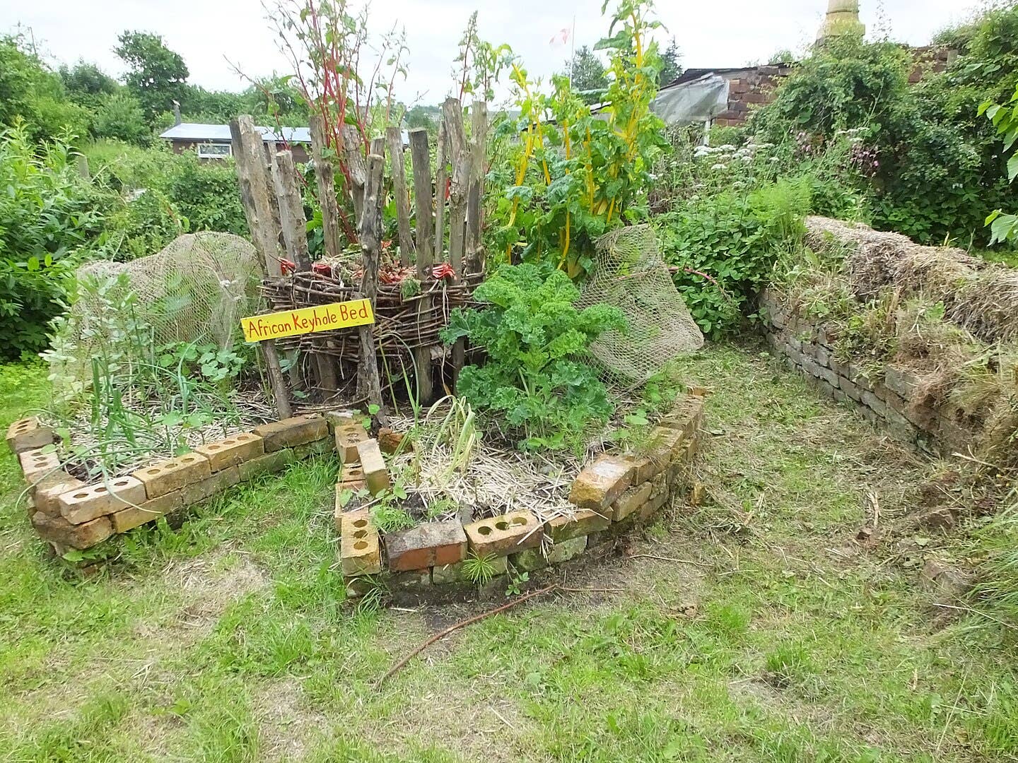 What Is a Keyhole Garden, and How To Make Your Own - Dengarden