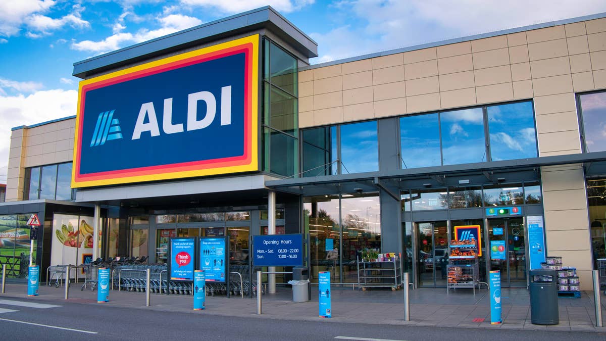 Aldi's $15 Rechargeable Fan Will Cool Off Your Patio This Summer ...