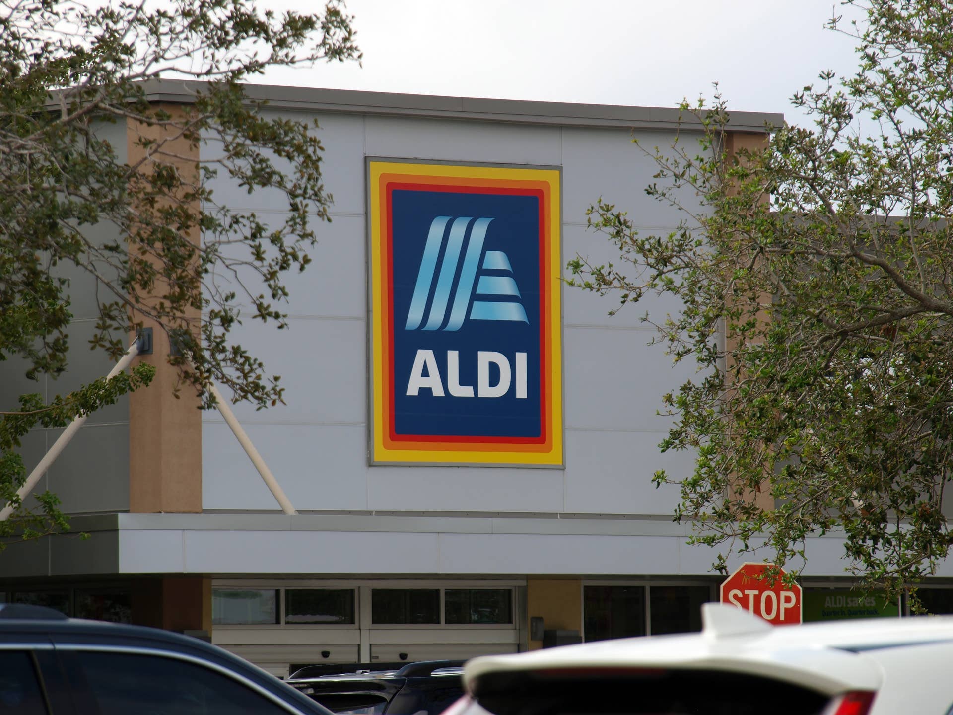 The $25 Aldi Couch Table Everyone’s Comparing to Crate & Barrel - Dengarden