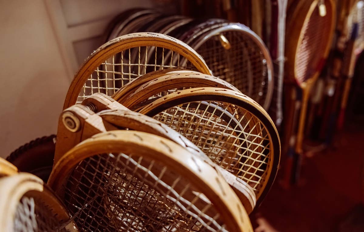 DIYers Are Turning Thrifted Tennis Rackets Into Charming Pieces - Dengarden