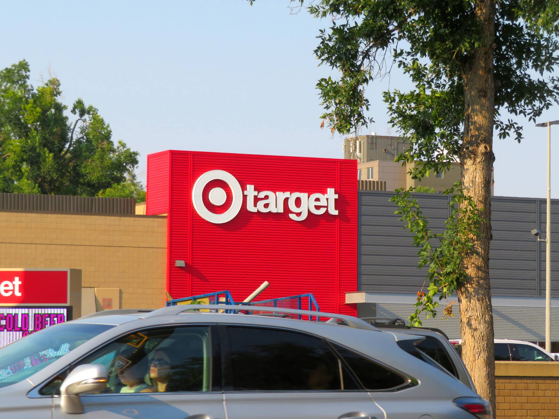 Target’s New $10 Shell-Shaped Beach Bags Are Viral Must-Haves - Dengarden