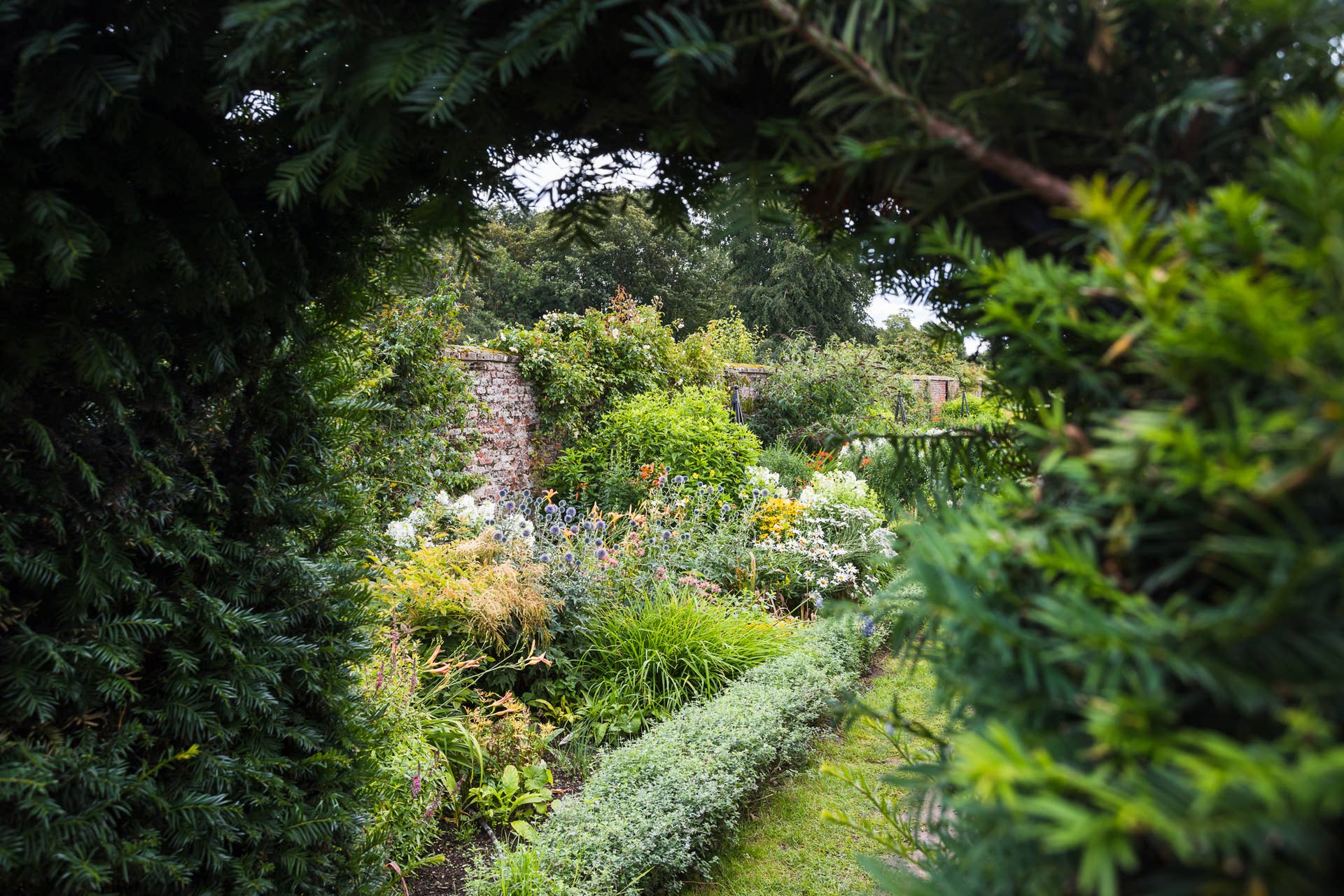 13 Garden Edging Ideas That Are Oh-So-Pretty - Dengarden
