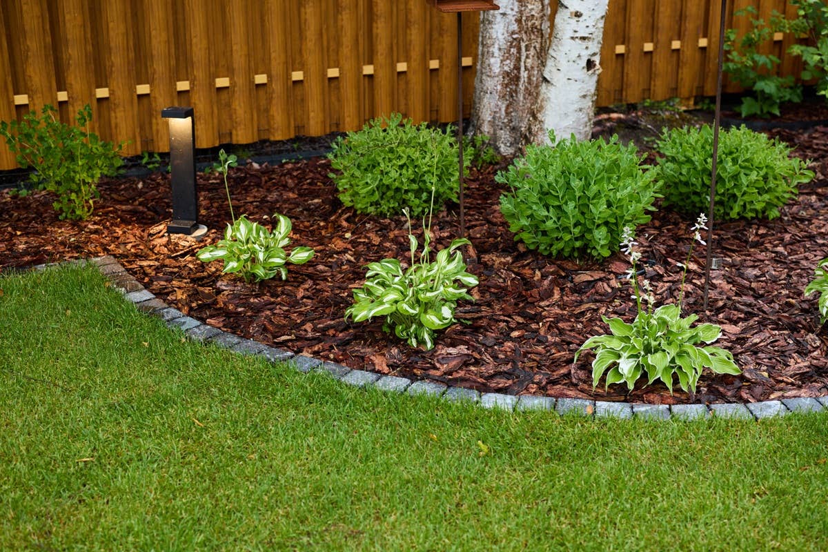 13 Garden Edging Ideas That Are Oh-So-Pretty - Dengarden