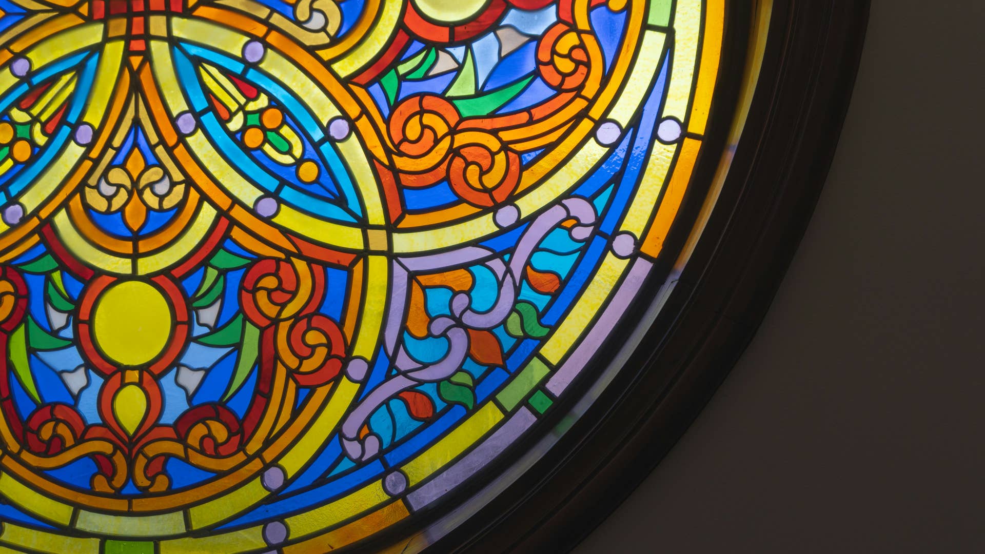 How to Create a Renter-Friendly Faux Stained-Glass Window - Dengarden