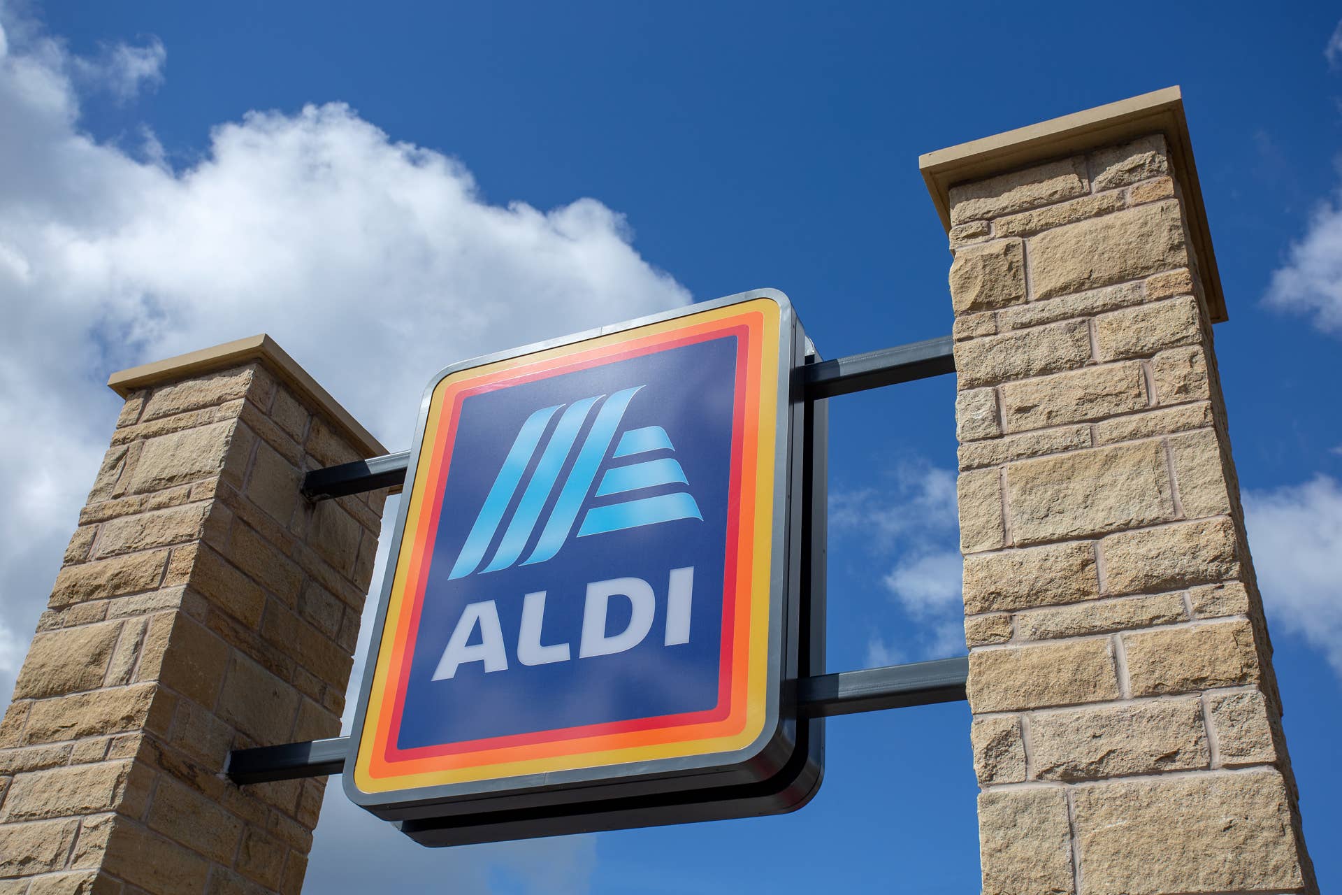 Aldi’s $50 Woven Patio Chair Belongs at a Luxury Resort - Dengarden