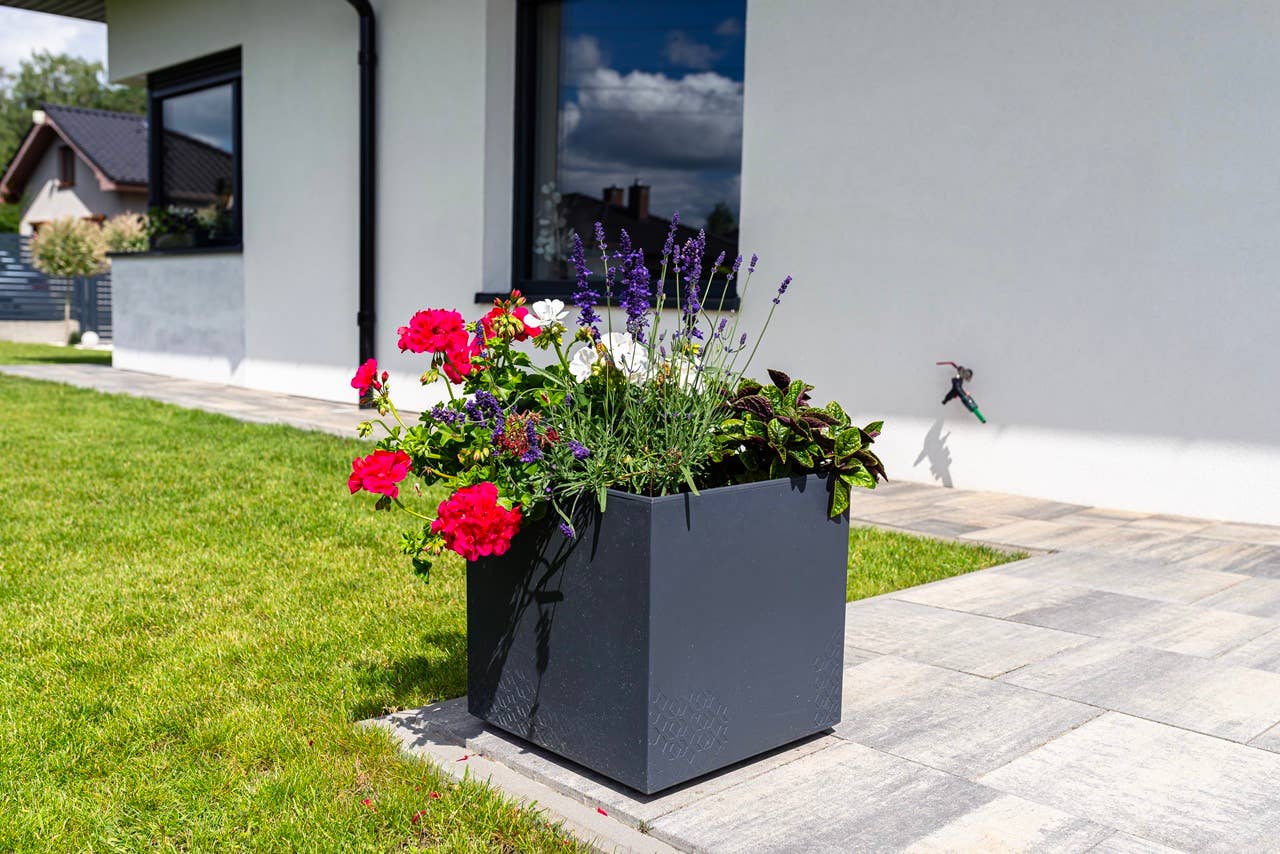 13 Outdoor Planter Ideas That Instantly Upgrade Your Porch - Dengarden