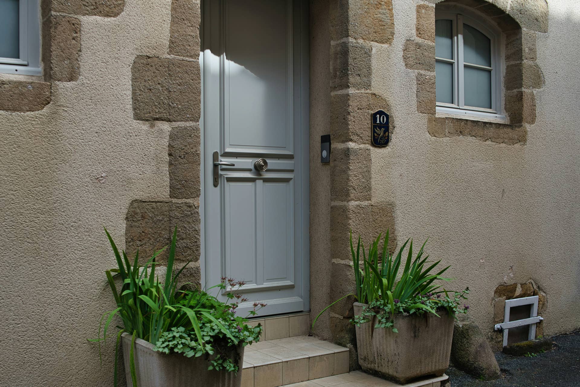 DIYer Transforms Front Step With Tile - Dengarden