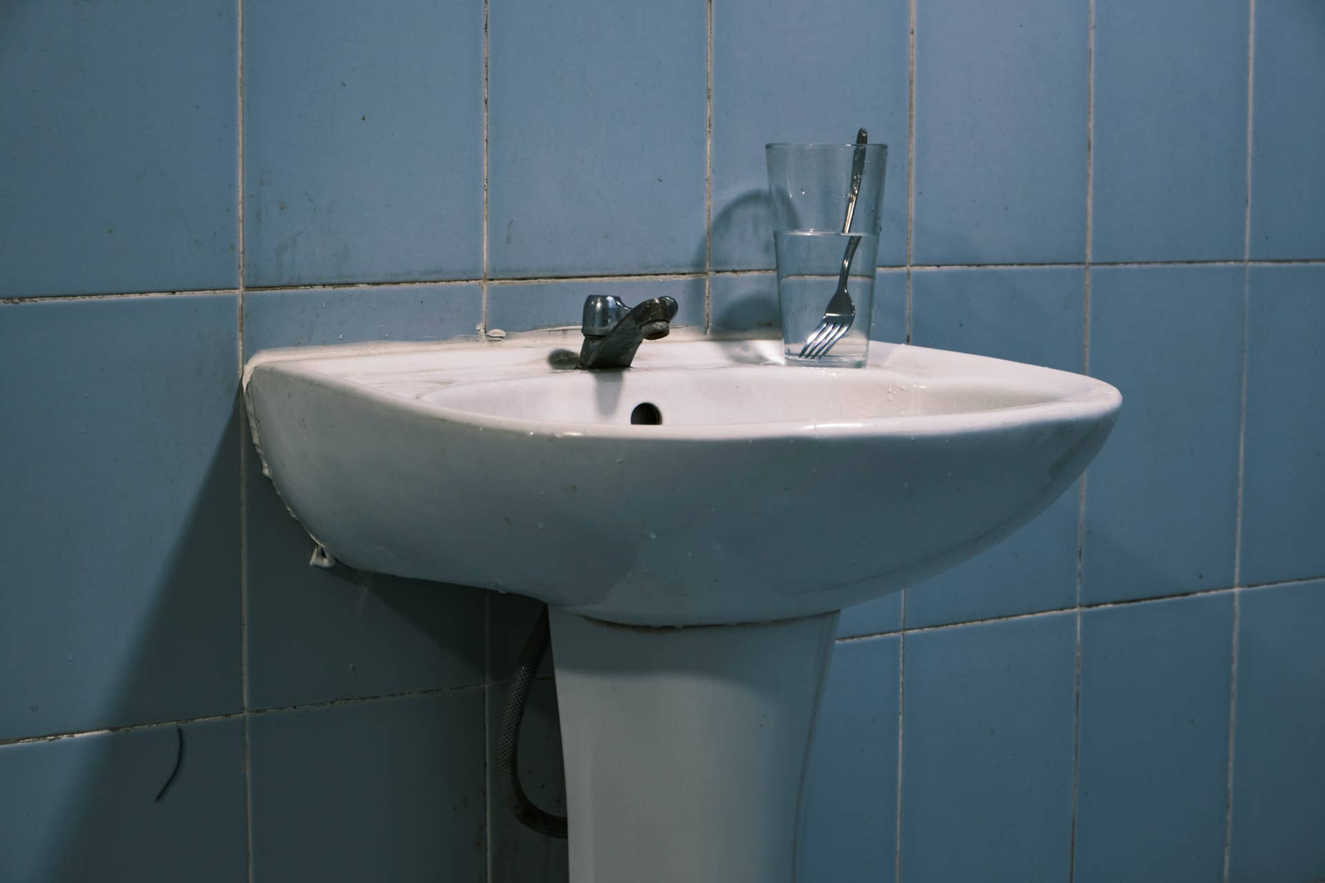 A Simple Solution Upgrading an Unsightly Bathroom Sink - Dengarden