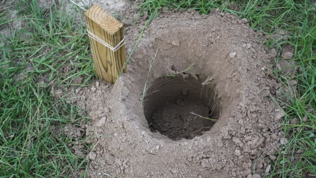 Man Shares His Trick for Perfectly Setting Wood Posts - Dengarden