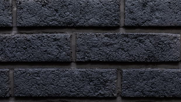 Woman Goes Against Everyone’s Advice and Paints Brick House Black ...