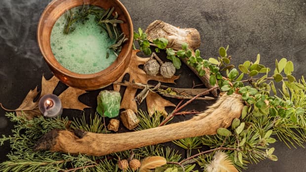 Make Your Own Light Up 'Bubbling' Cauldron With This One Creative Hack ...