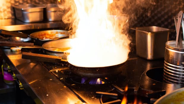 Fire Fighters Show the Best Way to Extinguish a Kitchen Fire - Dengarden