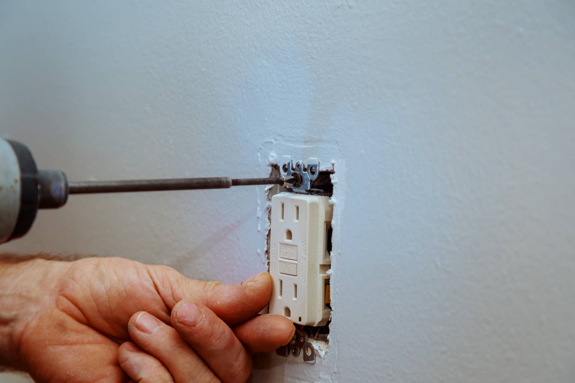 Electrician Shared Easy Fix For Protruding Outlets - Dengarden News