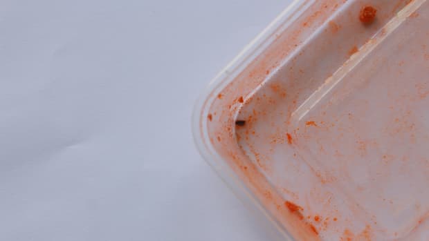 Here’s How to Magically Clean Stained Plastic Containers. - Dengarden