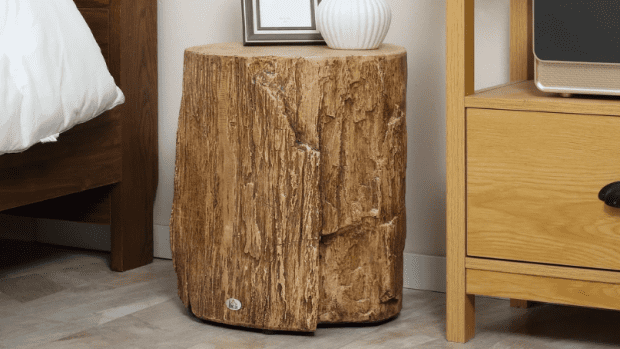 Woman Turns Tree Stump Into Stunning Accent Table - Dengarden