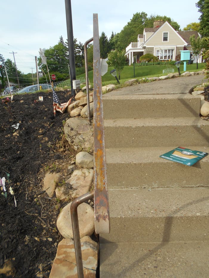 How to Paint Outdoor Metal Railings and Light Poles - Dengarden