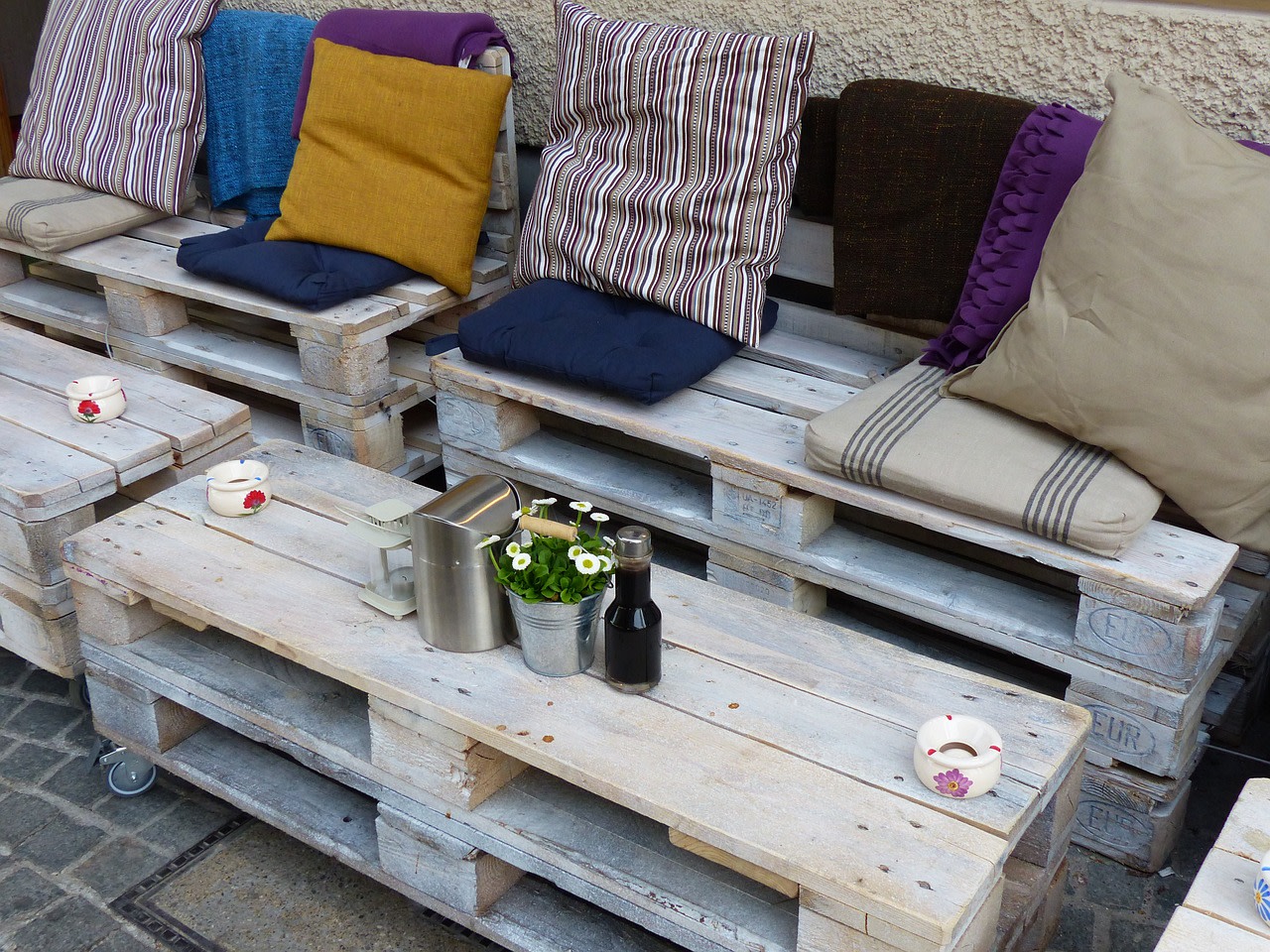 6 Inexpensive DIY Pallet Furniture Ideas for Your Home