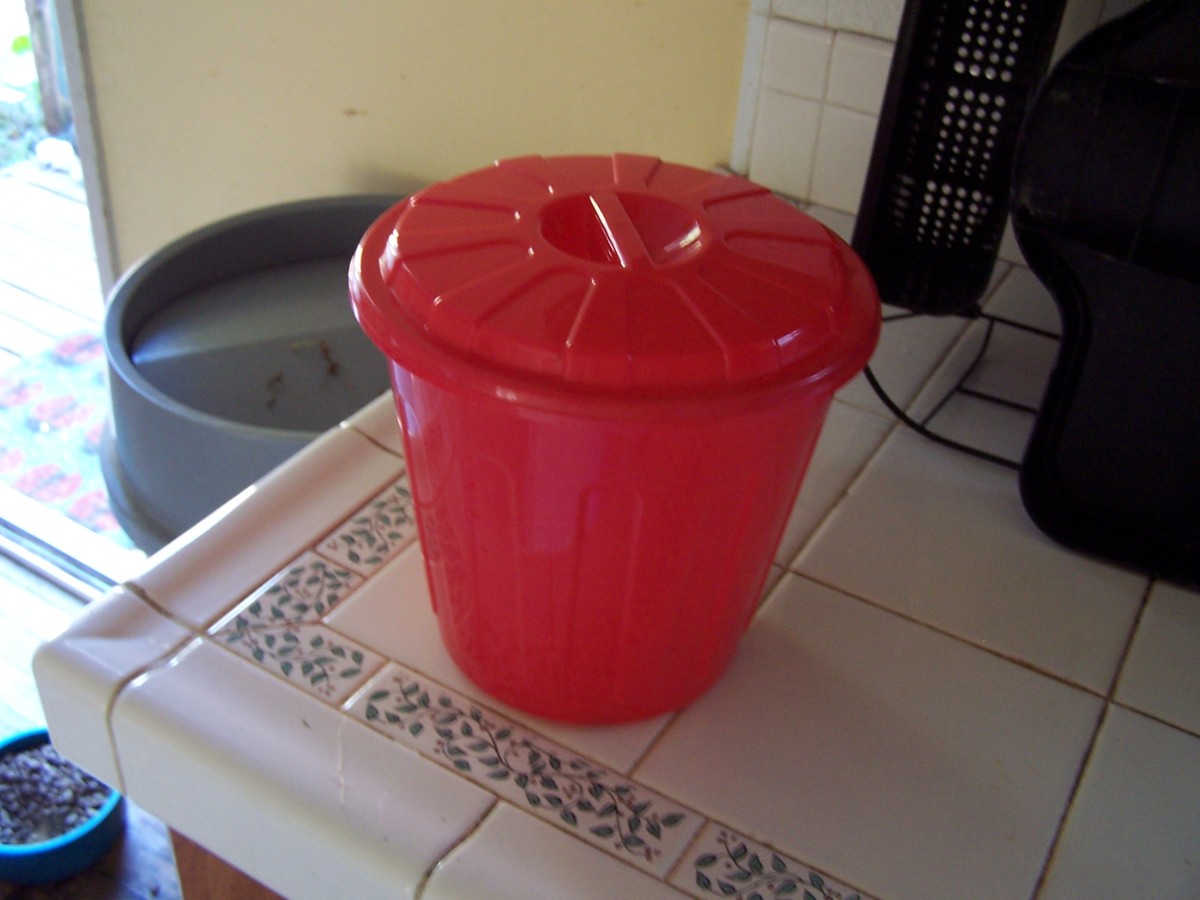 How to Make a Compost Bin From a Plastic Storage Container - Dengarden