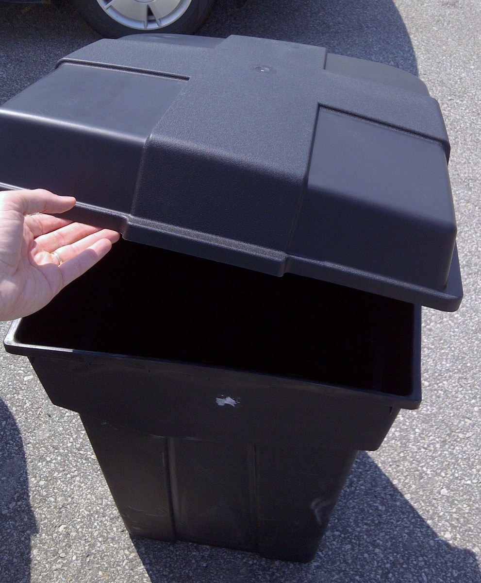 Is Metal or Plastic the Best Outdoor Garbage Can? - Dengarden