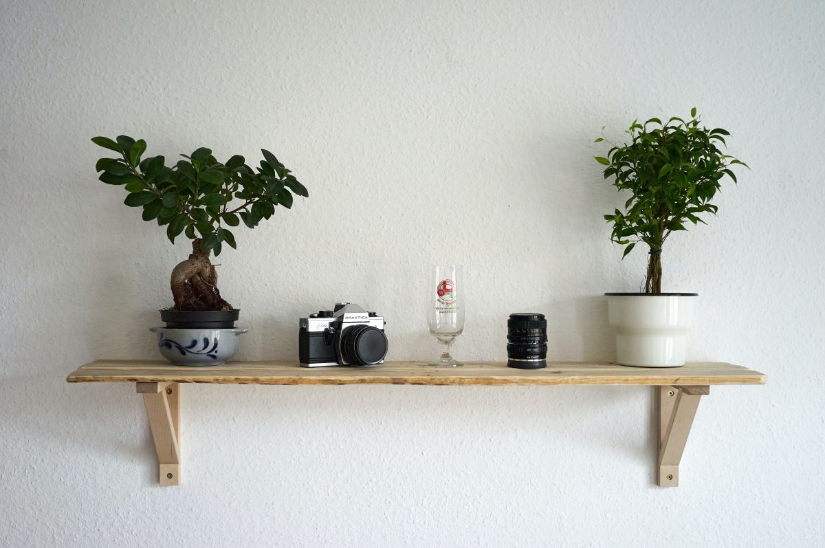 Woman Creates Gorgeous Distressed Shelf Out of One Wood Plank - Dengarden