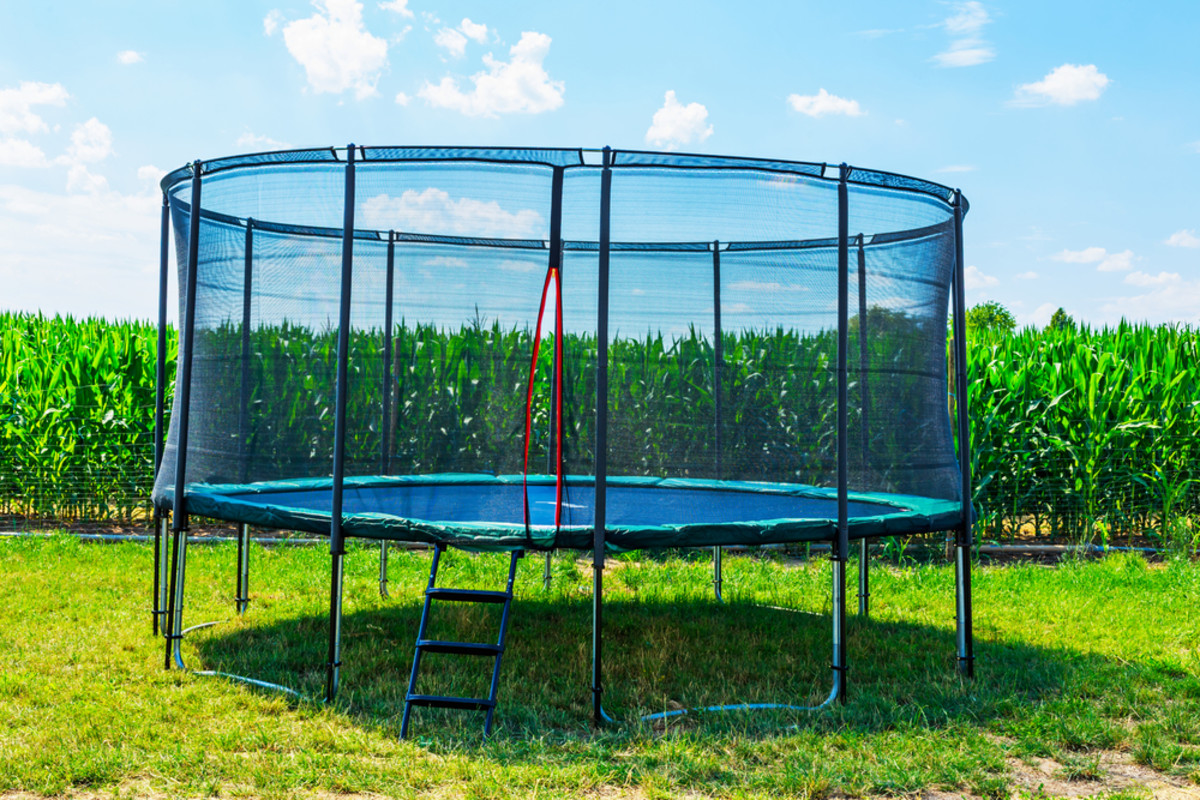 Woman Transforms Old Trampoline Into a New Swimming Pool - Dengarden