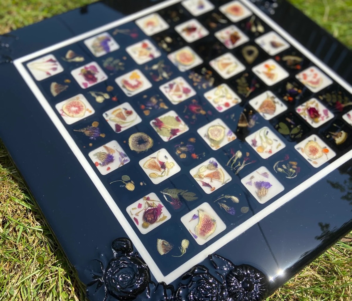 Artist Creates Beautiful Chessboard Using Flowers and Epoxy and We're ... Artist Creates Beautiful Chessboard Using Flowers and Epoxy and We're ...