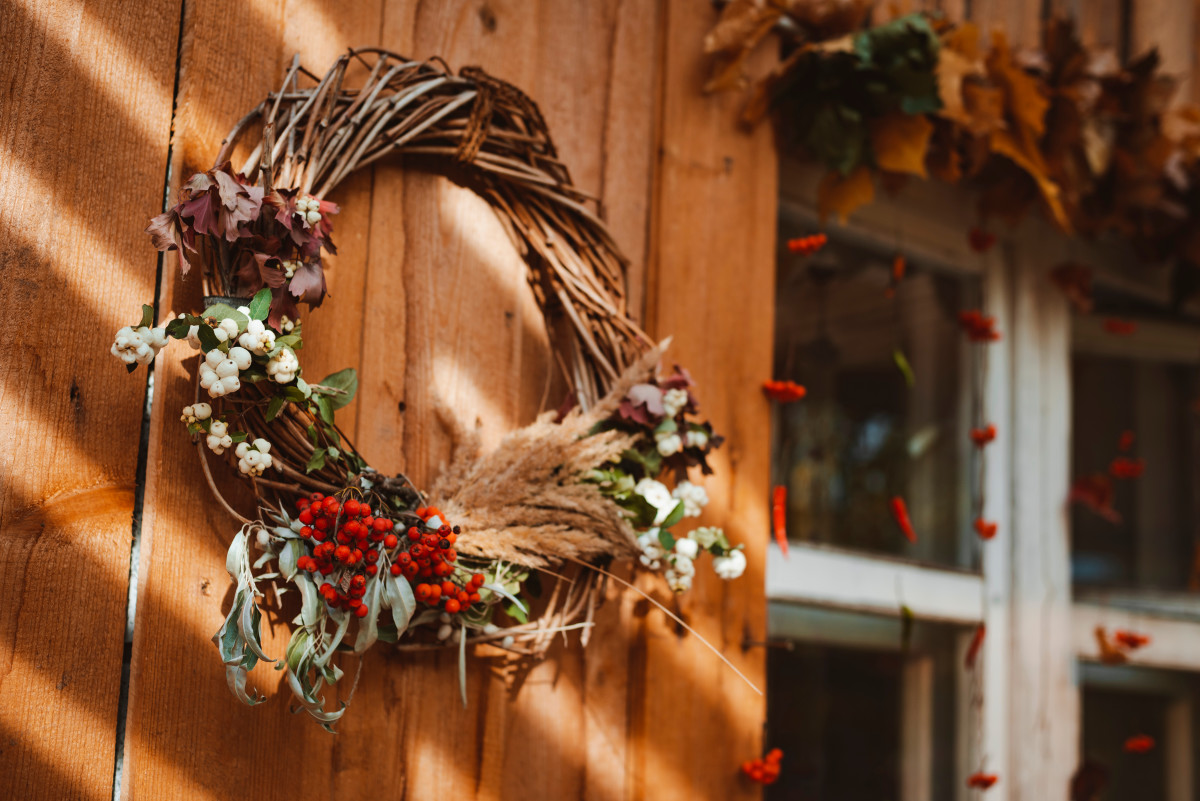 Man Buys 200+ Year Old Wreath and You Won’t Believe What It’s Made Out ...