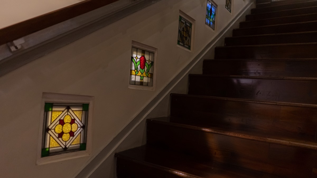 Simple Staircase Update Gives Serious Dark Cottagecore Vibes - Dengarden