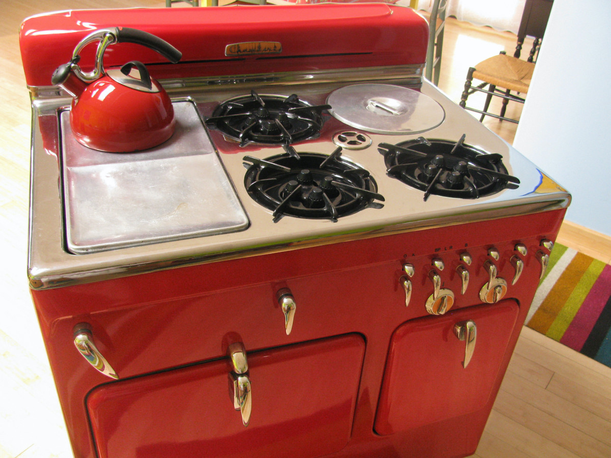 Vintage 1950s Stove Comes with a Built-In Crockpot and It's Too Cool ...