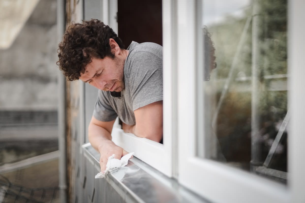 Man Shares the Right Way To Unclog Window Weep Holes - Dengarden