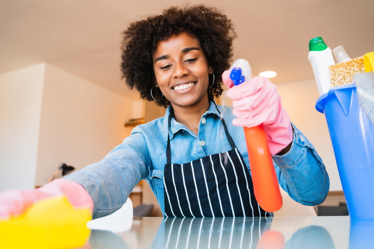 Woman Proves Just How Good the Scrub Daddy Damp Duster Really Is ...