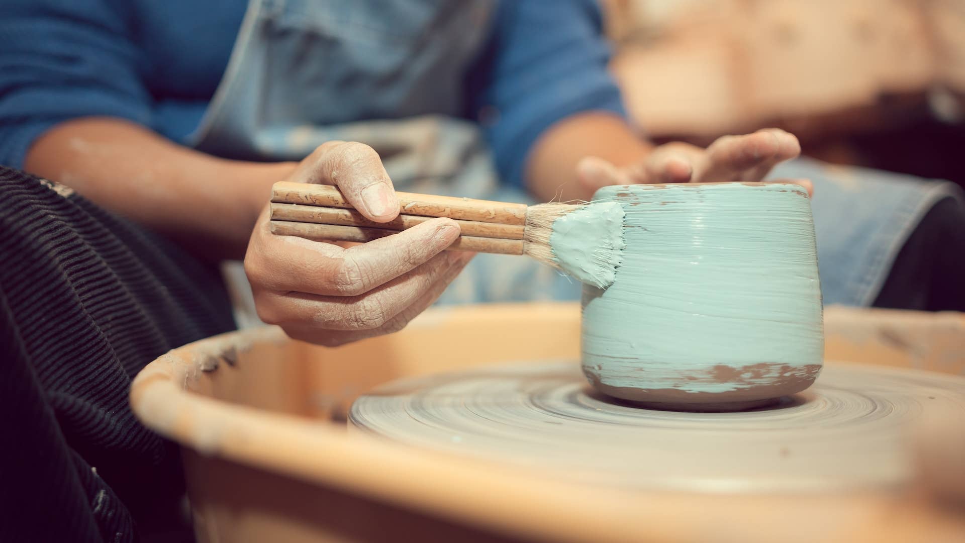 Woman Makes All Dishware for New House on Her Own Pottery Wheel - Dengarden