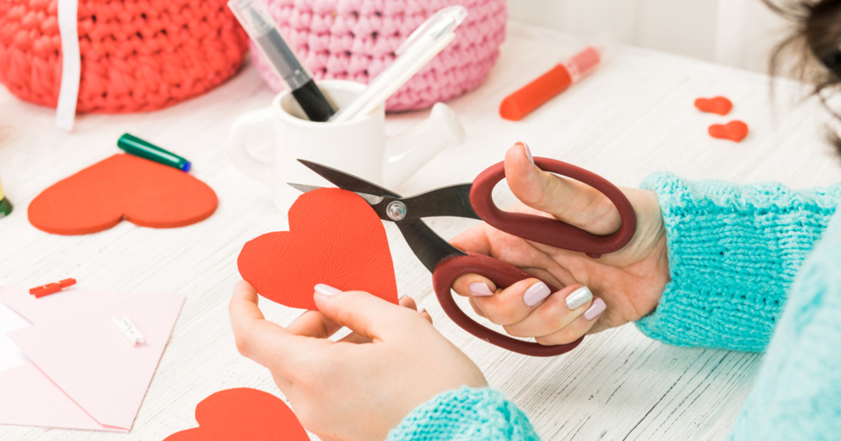 How to Make Paper Bows for the Ultimate Valentine's Day Decor - Dengarden