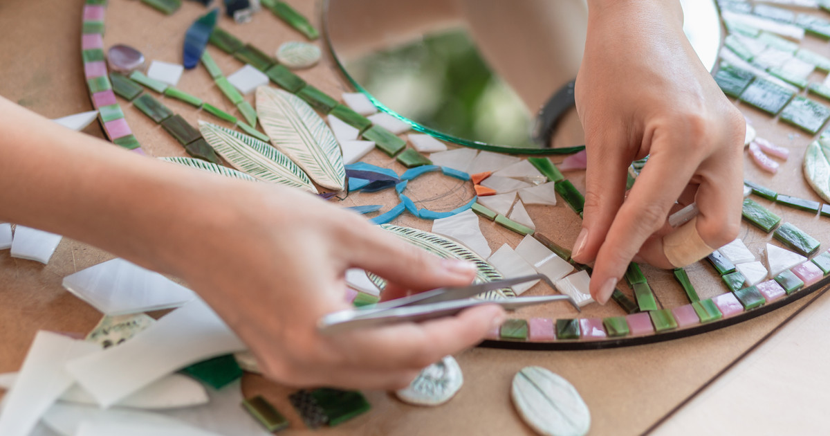 Try Making a Thrifted Plate Mosaic on Your Next Craft Night - Dengarden