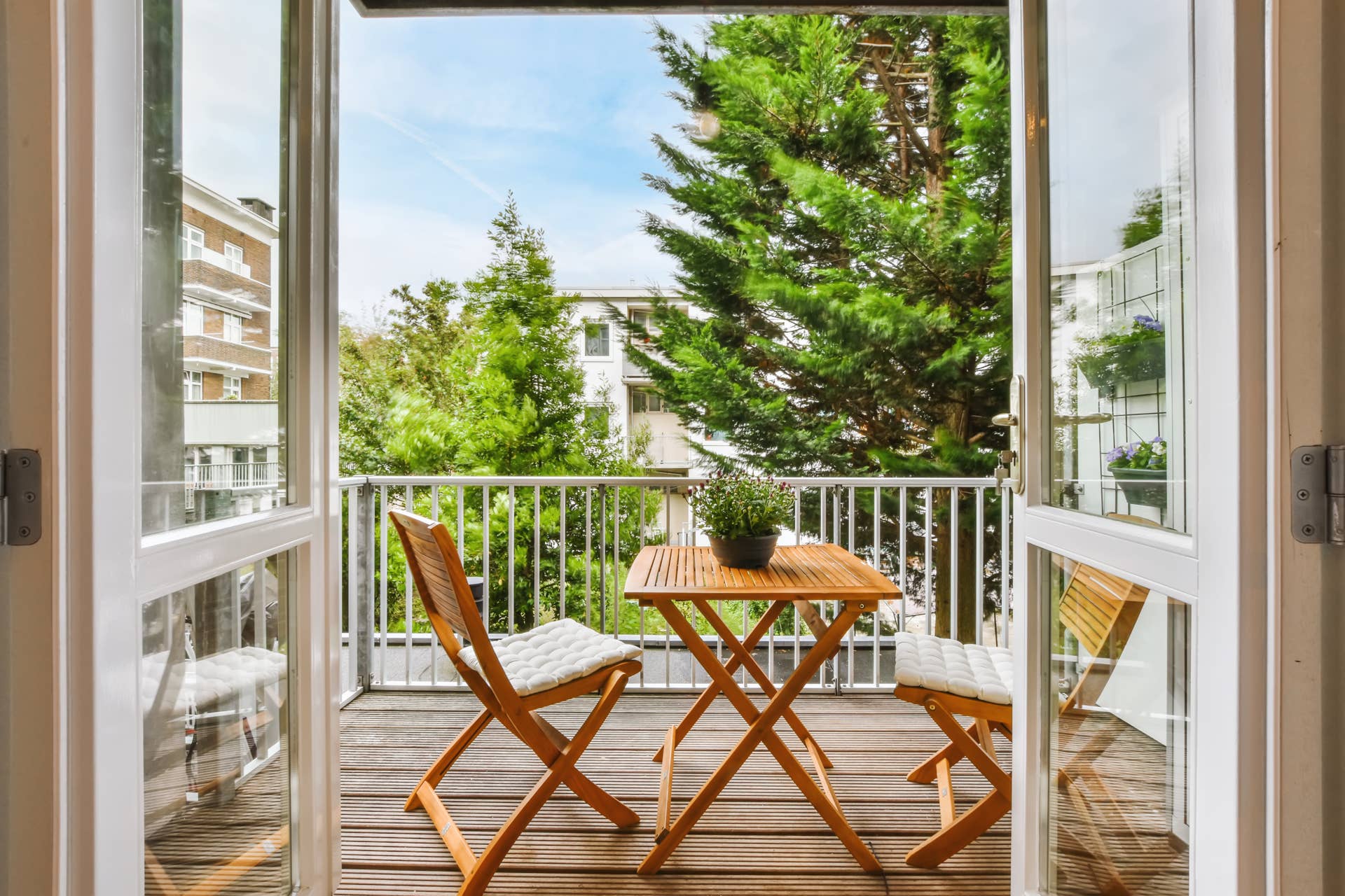 Woman's DIY Balcony Oasis Is Pure Perfection - Dengarden