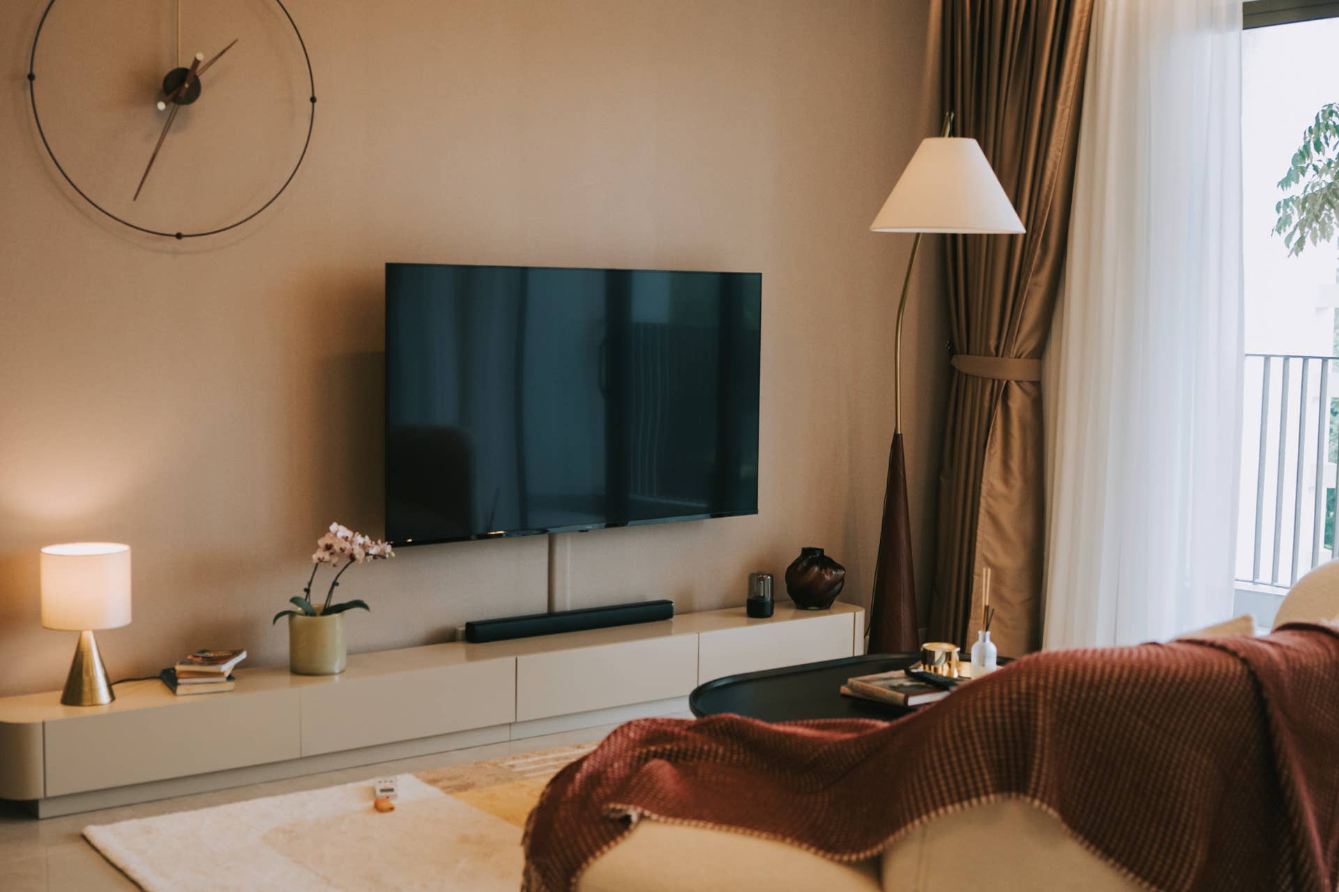 Easy Ways To Make Your TV Set Up Beautiful - Dengarden