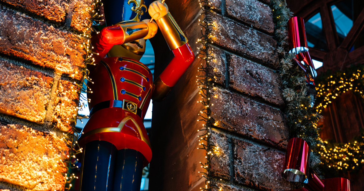 DIY This Life-Sized Nutcracker With Plant Pots - Dengarden