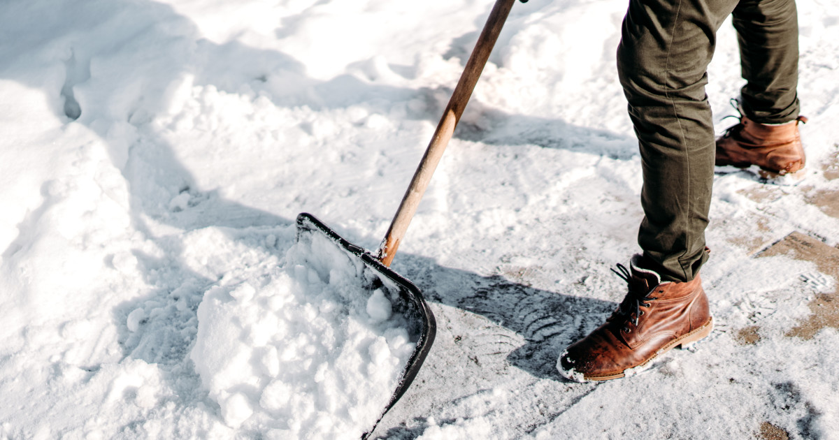 A Simple Winter Hack That Keeps Wet Snow Off Your Shovel - Dengarden