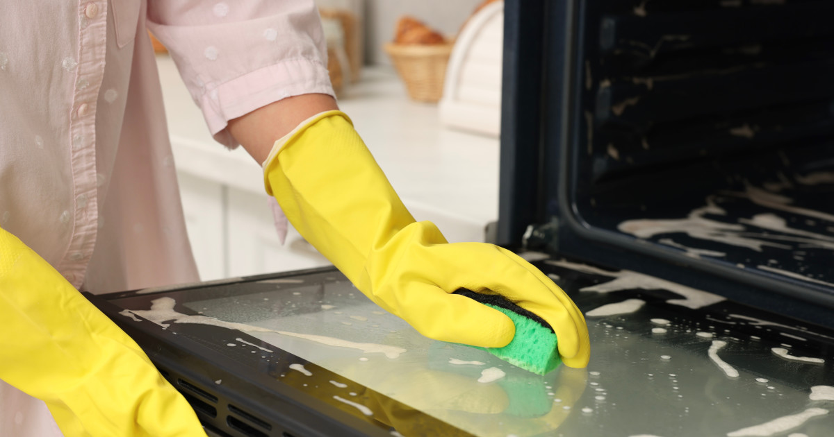 DIYer's Powerful Paste Makes Cleaning Your Oven a Breeze