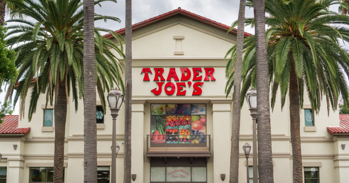 Trader Joe's Just Stocked a Lovely Springtime Candle - Dengarden