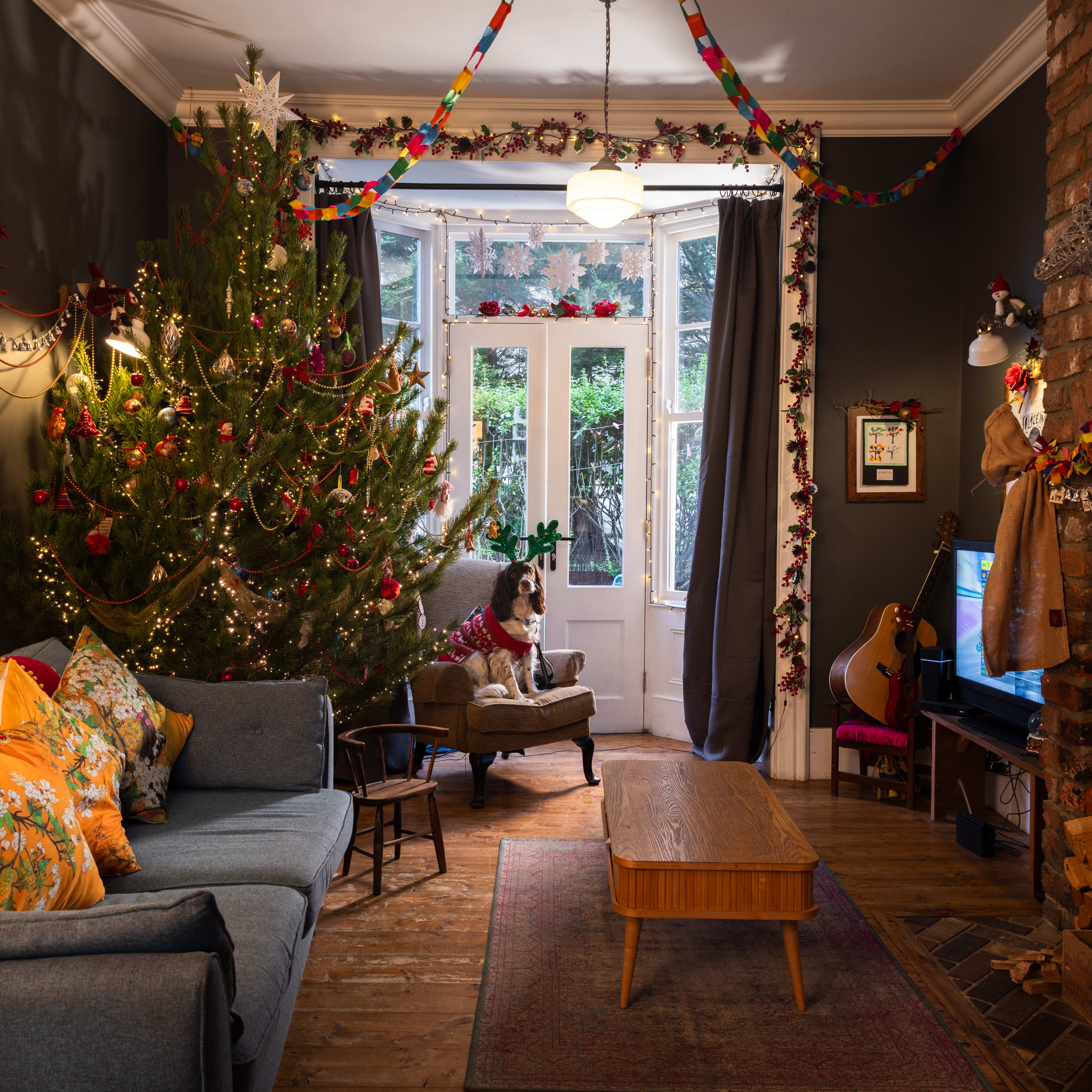 This Shower Curtain Rod Holiday Hack Is the Ultimate Decor Inspo ...