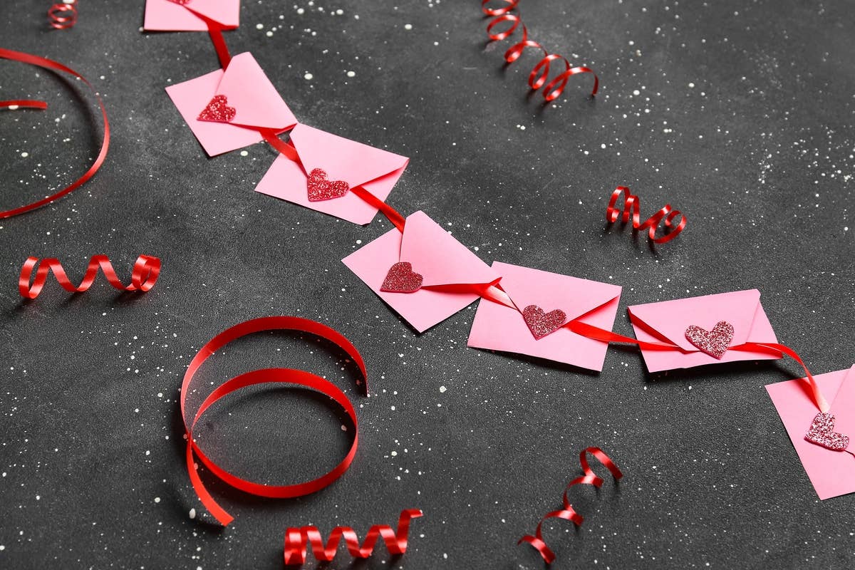 Repurpose Playing Cards Into a Pretty V-Day Decoration - Dengarden