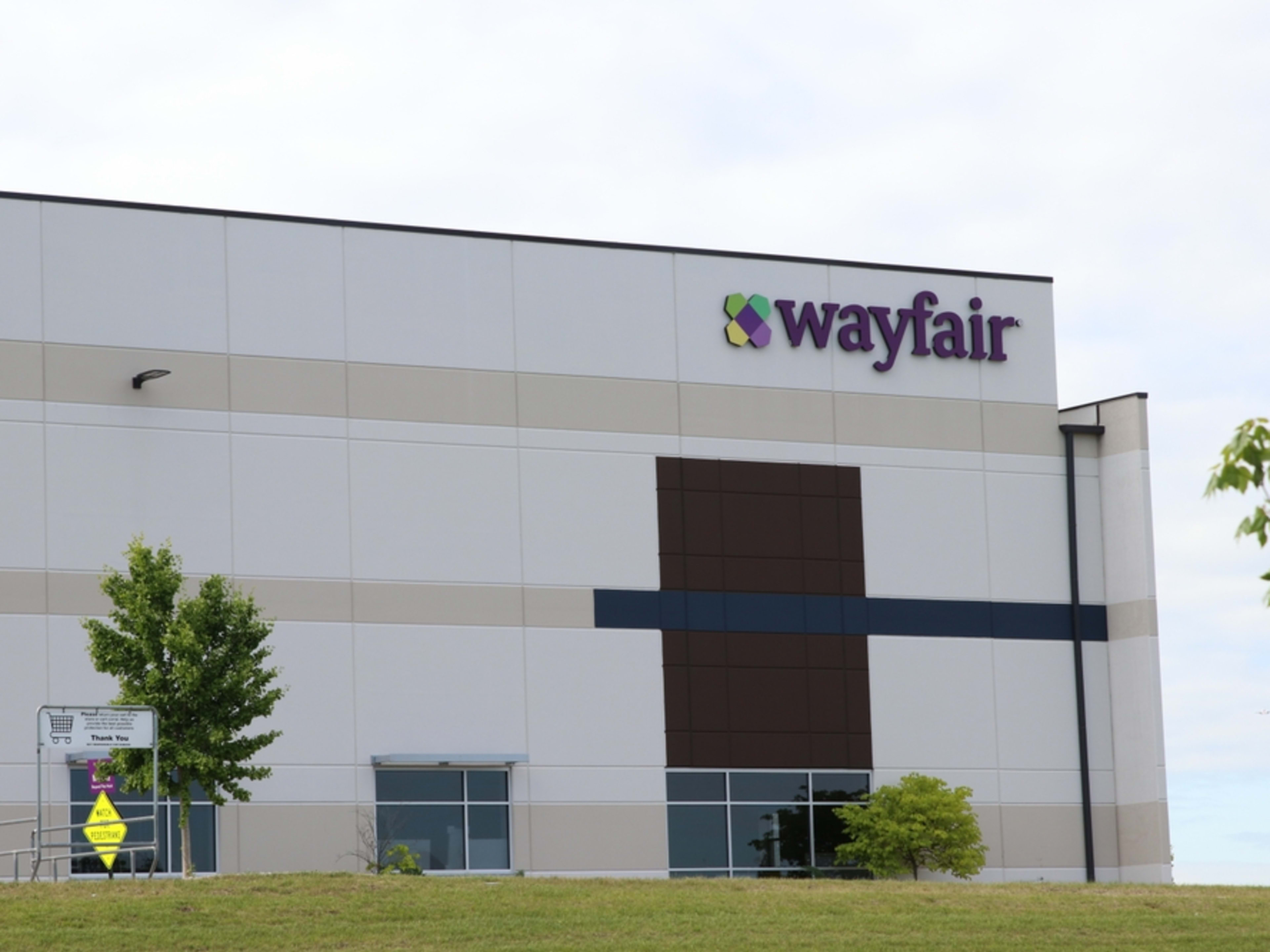 Wayfair is Selling a 40% Off Multifunctional Bench - Dengarden