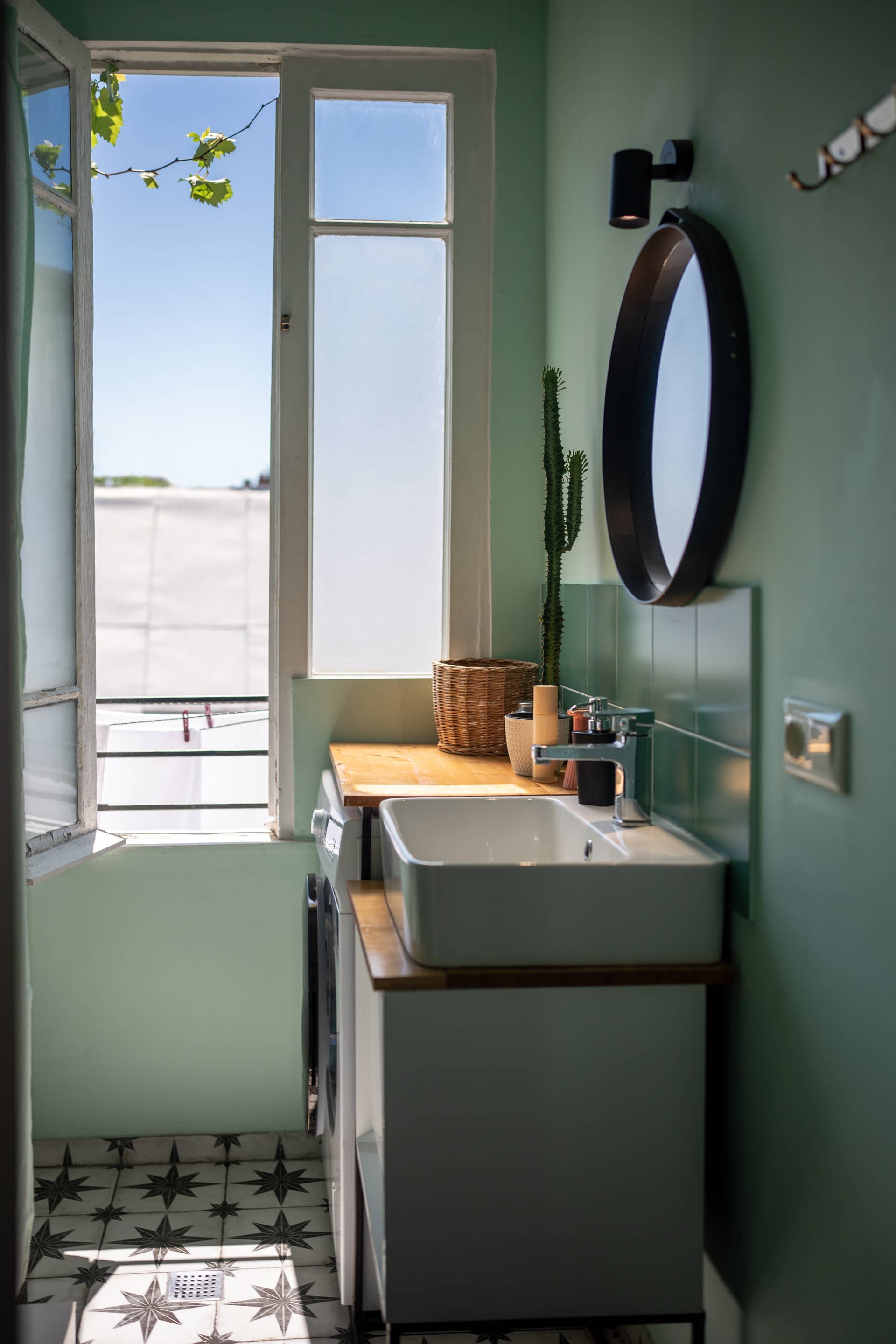 Woman Shares A Tour of Her Tiny Bathroom, Which She Calls 'The Smallest ...