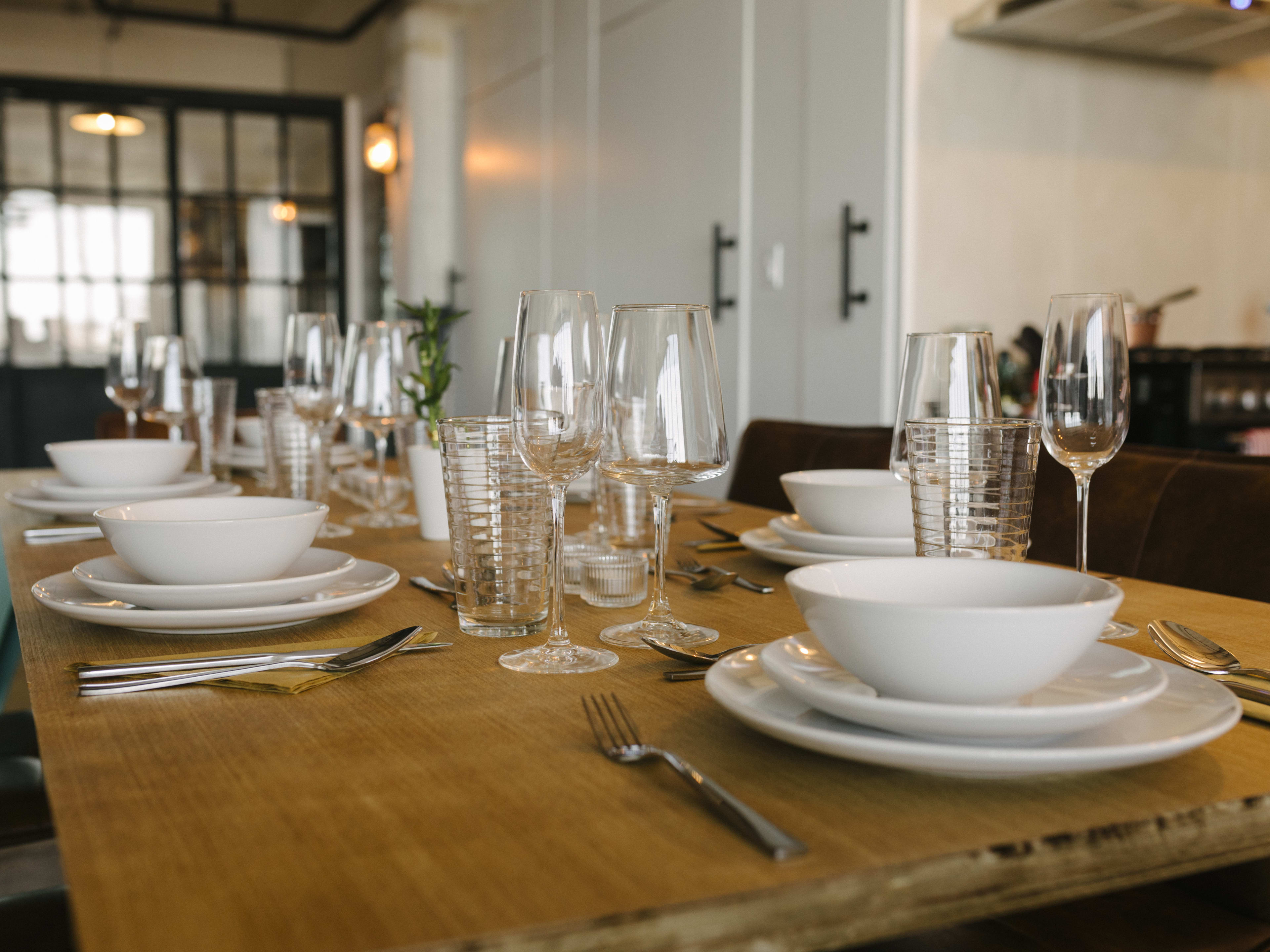 This Is How to Host a Dinner Party In a Small Space