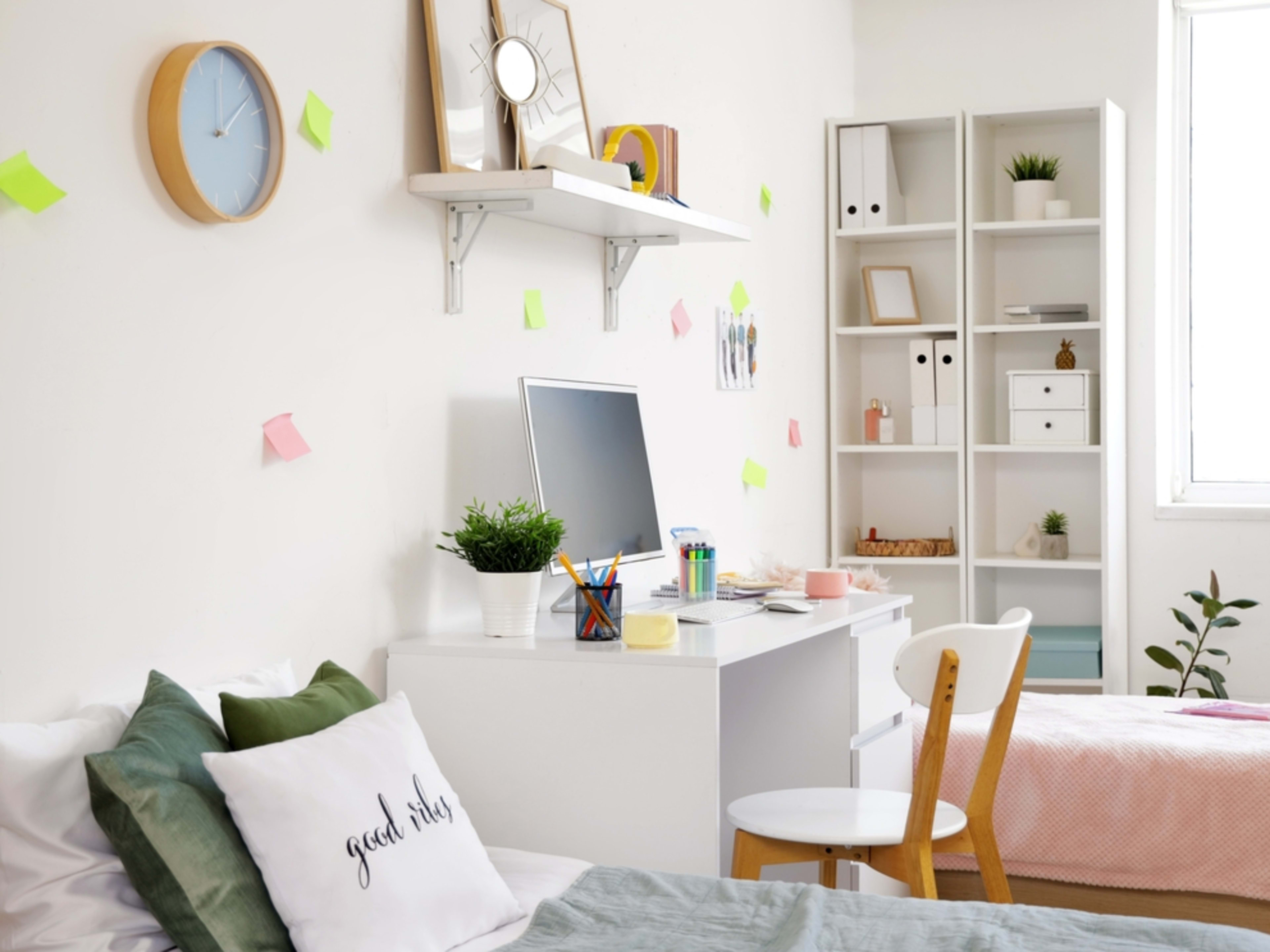 College Student Shows Us How to Make a Dorm Feel Like Home - Dengarden