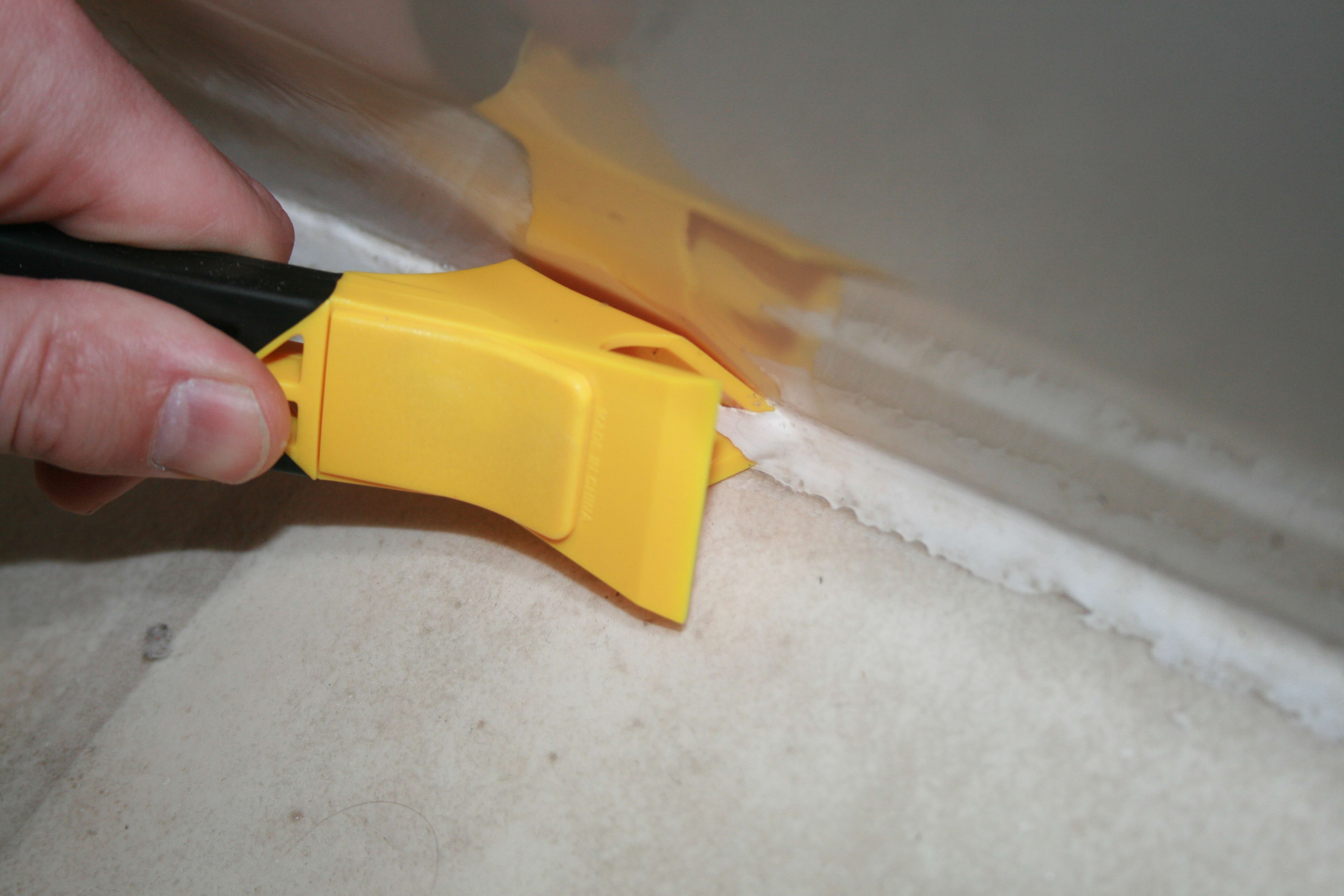 How to Remove Caulk the Neat Way With Photos